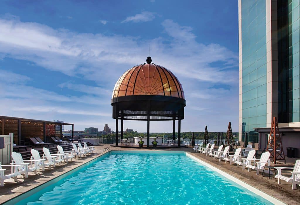 Sheraton Fallsview Rooftop Pool & Bar Featured On Curiocity